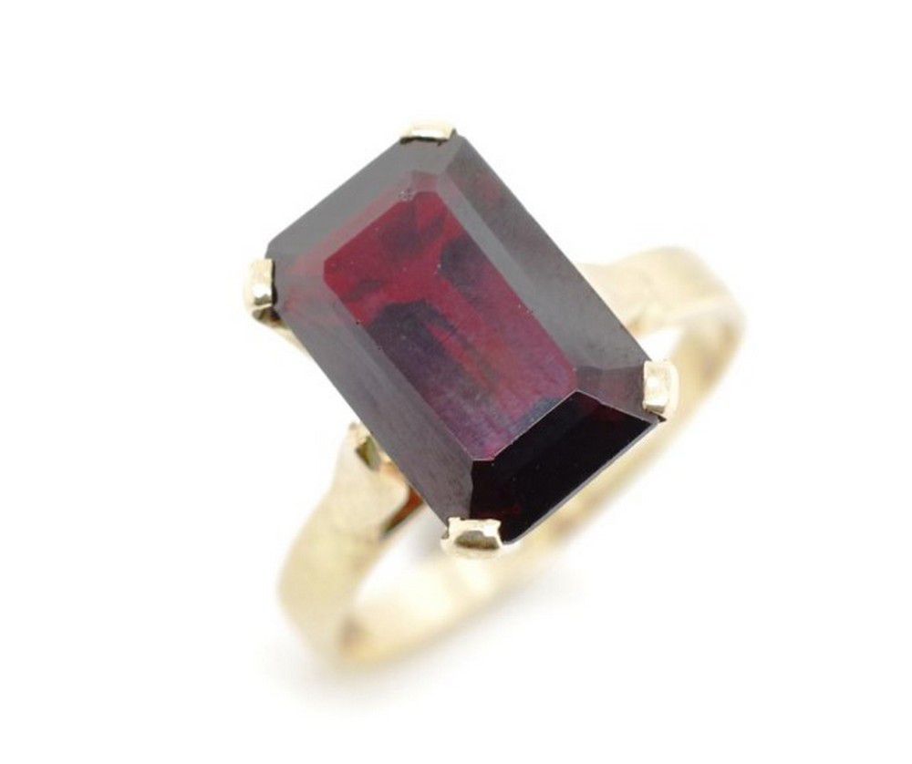 Rectangular Garnet Ring in 10ct Yellow Gold - Rings - Jewellery