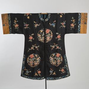 Han Dynasty inspired silk robe with floral and butterfly embroidery ...