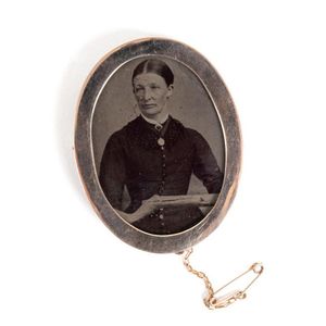 Isaac Whitehead 9ct Gold Female Portrait Brooch - Brooches - Jewellery