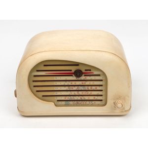1948 Peter Pan 'Snail' Cream Bakelite Mantle Radio, 18cm High - Radios ...