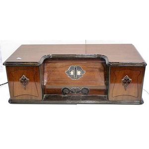 1930s Art Deco style cased radios - price guide and values