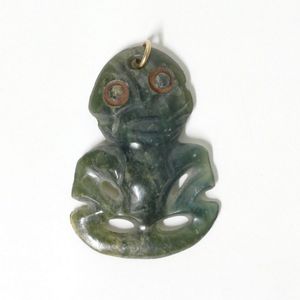 New Zealand Maori artefacts ornaments and adornments - price guide and ...