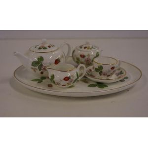 Wild Strawberry Tea Set - Wedgwood - Ceramics