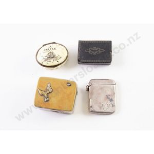 Enamel patch box and assorted cases - Zother - Oriental