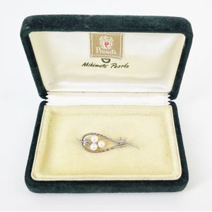 Brooches by Mikimoto (Japan) - price guide and values