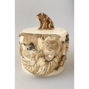 Meiji Ivory Box with Lion Finial and Carved Border - Ivory - Oriental