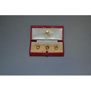 Gold/gilt buttons - price guide and values