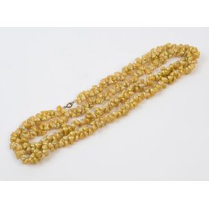 Australian Aboriginal artefacts: shell necklaces (maireener / mariner ...