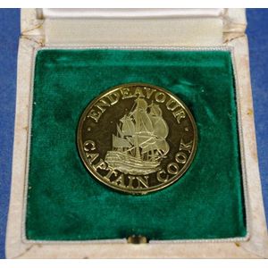 Captain Cook 200th Anniversary 18ct Gold Medallion - Medals, civilian ...