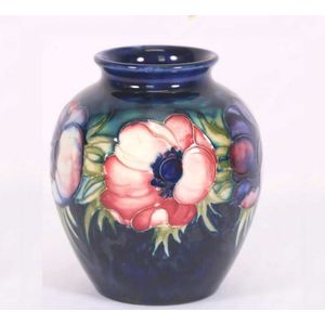 Hibiscus pattern by Moorcroft Pottery (England) - price guide and values