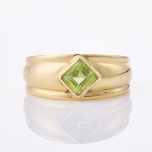 9ct Yellow Gold Peridot Ring with Ribbed Edges, Size N - Rings - Jewellery