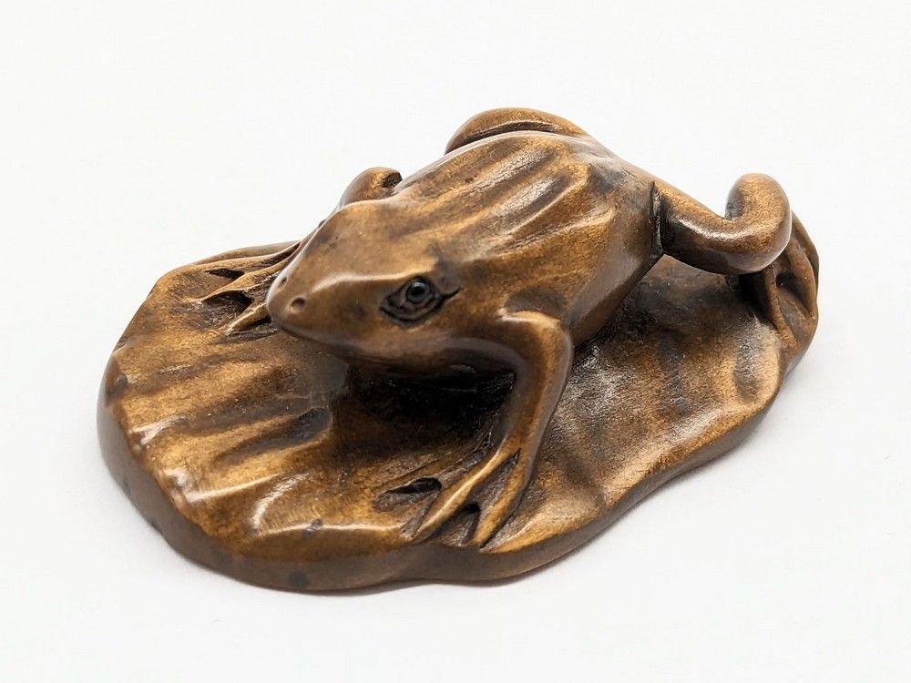 Hand-carved boxwood frog on leaf netsuke, signed by artist - Netsuke - Oriental