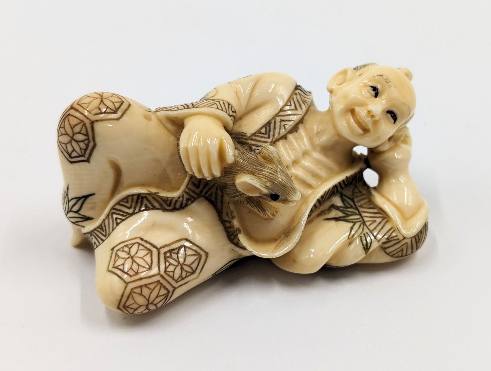 Antique Japanese Ivory Netsuke: Reclining Man Holding Rat Figurine ...