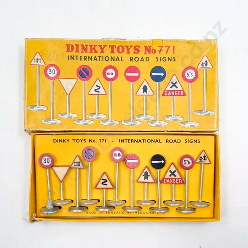 Dinky 771 International Road Signs Boxed Set with Tear - Branded ...