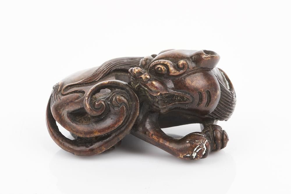 Chinese bronze mythical animal scroll-weight - Bronze - Oriental