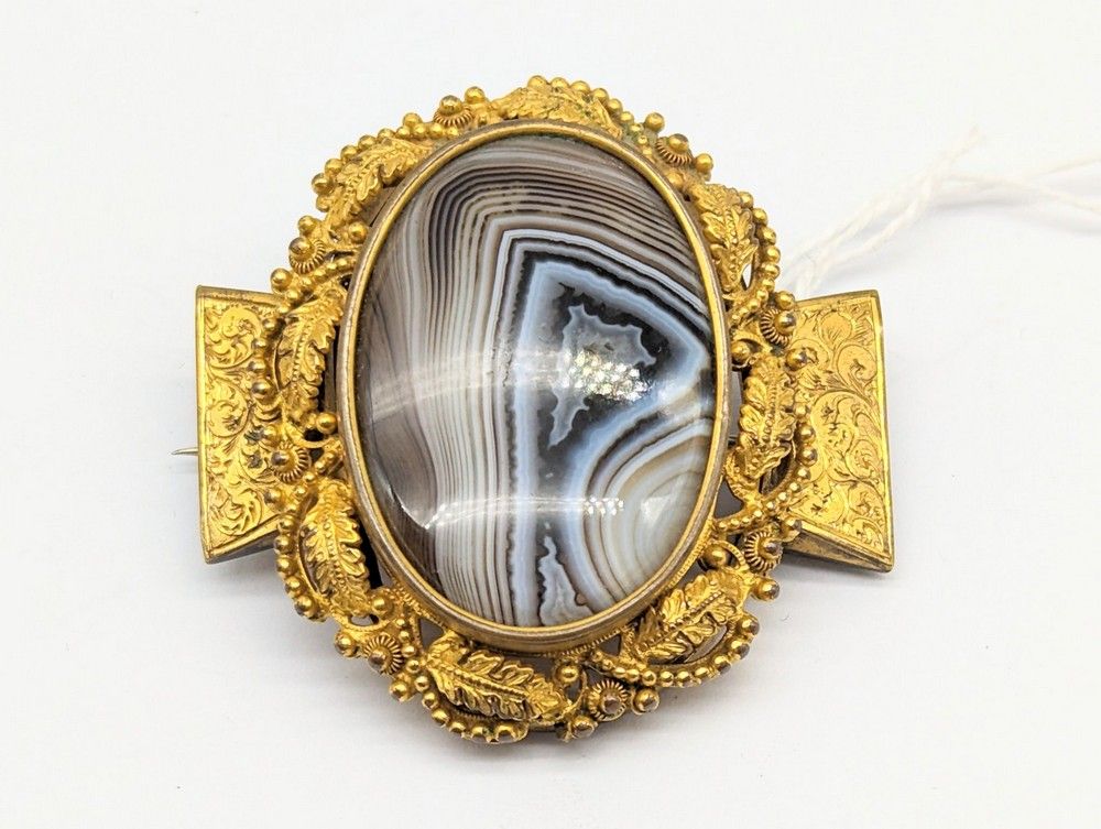 Victorian Scottish agate brooch with gilt metal leaf design - Brooches ...