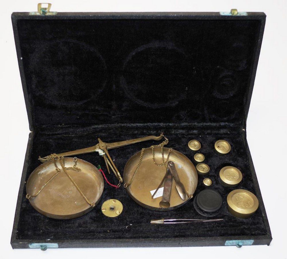 Vintage brass scales and weights set - Scales - Household Objects
