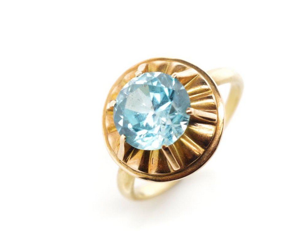18ct Gold Ring with Blue Gemstone and Rubbed Marks - Rings - Jewellery