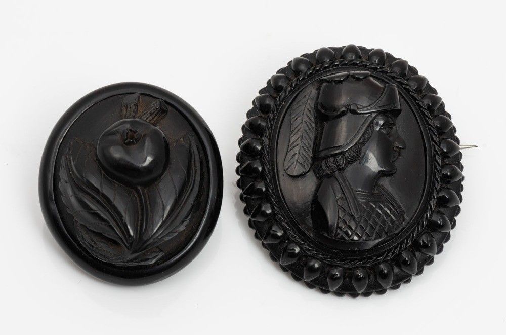 Pair of 19th Century Carved Jet Brooches, 5-4 cm - Brooches - Jewellery