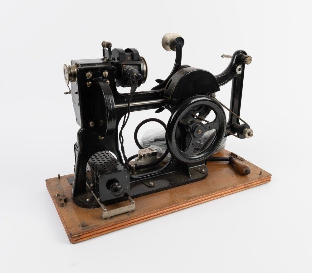 Pathe Hand-Cranked 28mm Movie Projector with Spare Parts - Photography ...