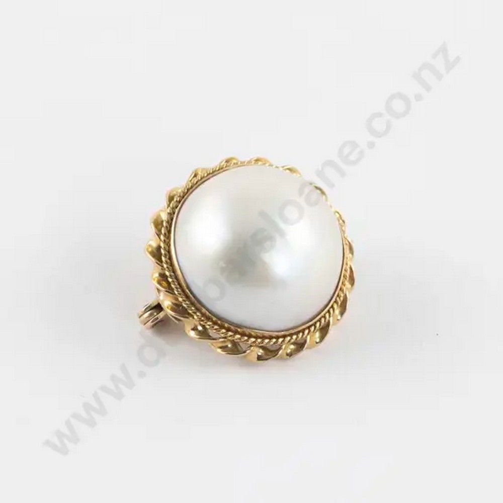 14ct Mabe Pearl Brooch with Rope Twist Rub-Over Mount - Brooches ...