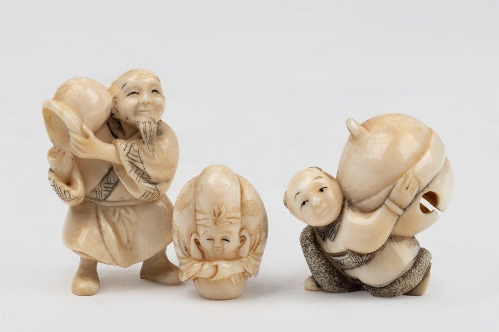 Three Japanese carved ivory netsuke from Meiji period - Netsuke - Oriental