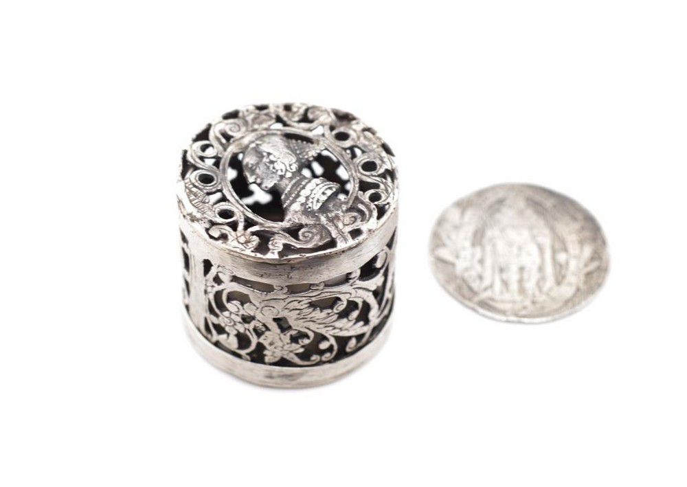 17th Century Royal Profile Silver Counter Box - Zother - Silver